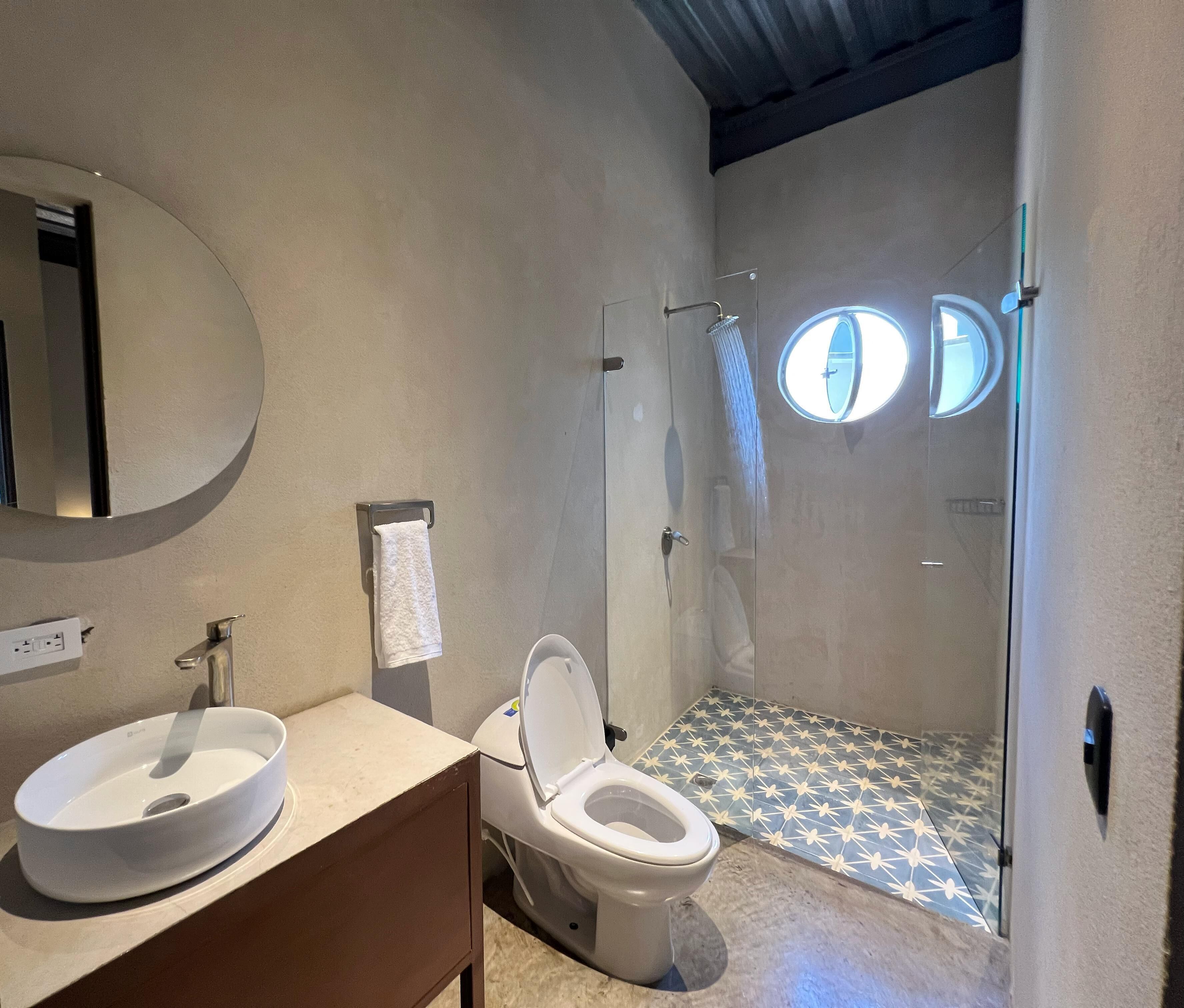 Quarto casal conforto, ar-condicionado, vista para a piscina | Banheiro