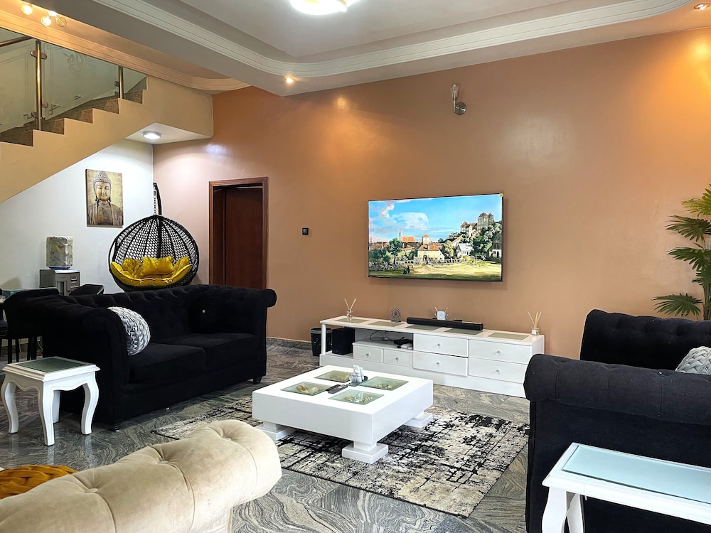 Luxury 4 Br Apt W Parking, Hot Tub, Magodo Estate - Lagos