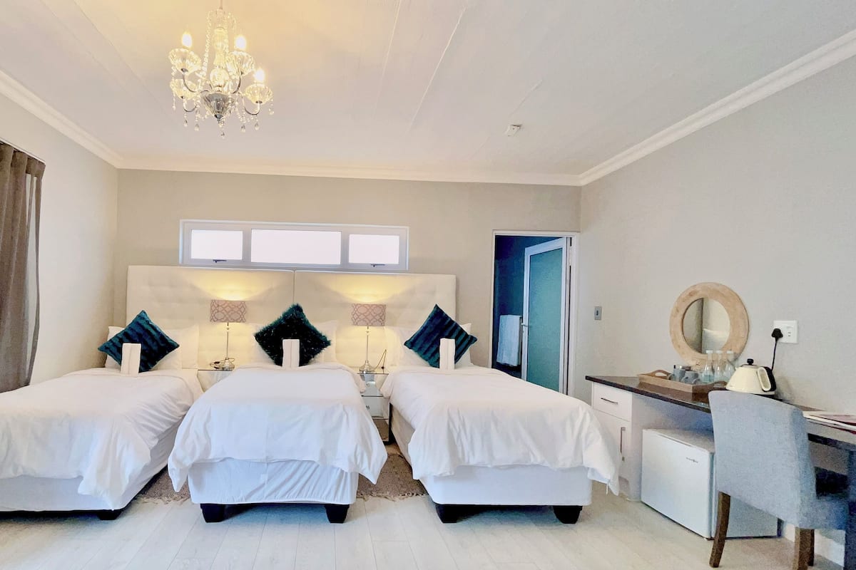 Quarto Triplo Familiar | Secretária, secretária adequada para computadores portáteis