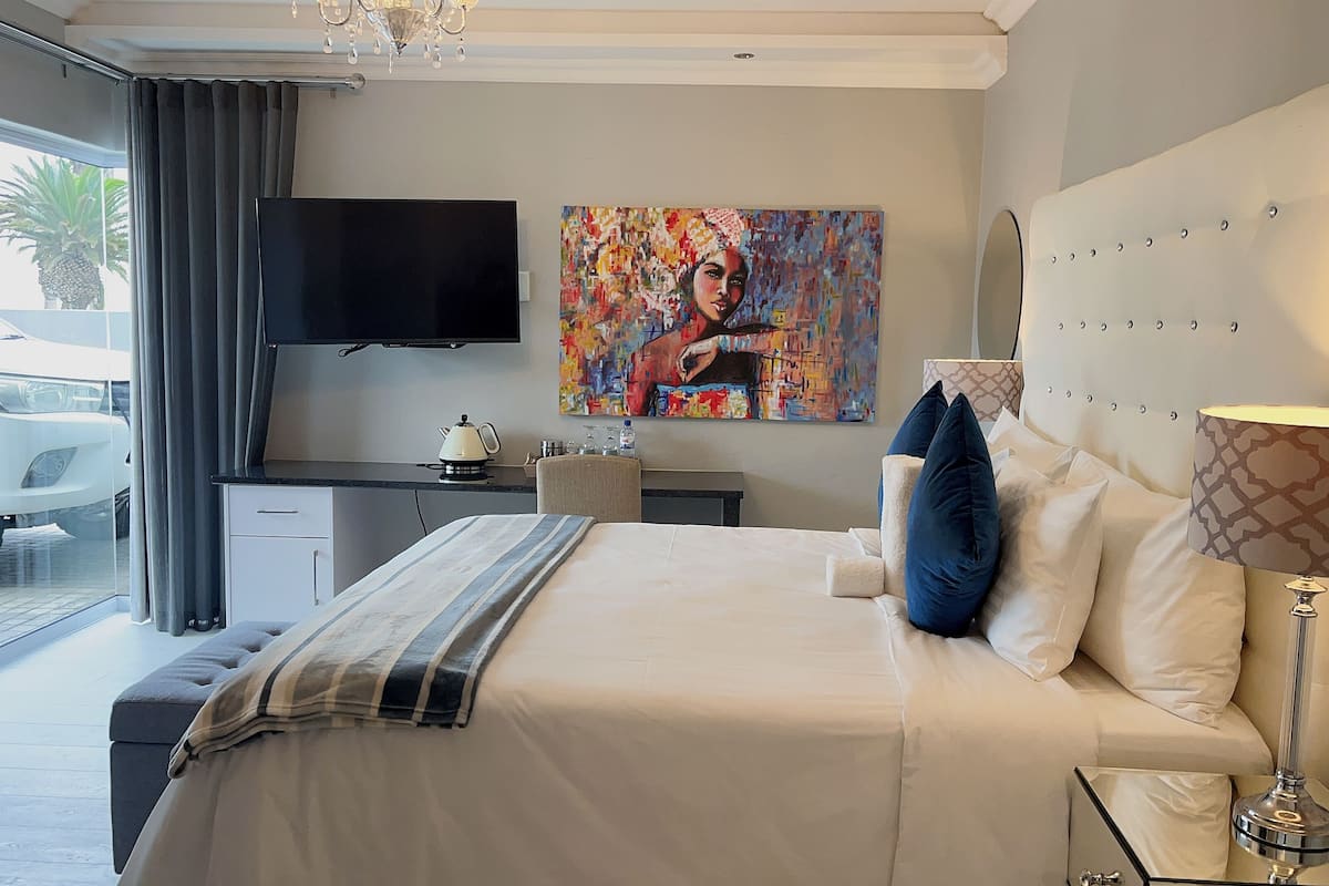 Quarto Duplo Sénior, vista para a baía | Secretária, secretária adequada para computadores portáteis