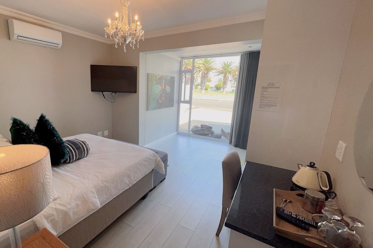 Suite Familiar, vista parcial para o mar | Secretária, secretária adequada para computadores portáteis