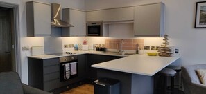 Apartamento Superior, vista para o mar | Cozinha privada | Uma máquina de café expresso, uma cafeteira/bule, uma chaleira elétrica 