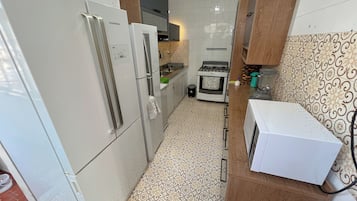 Quarto triplo, vista para a praia | Cozinha compartilhada | Refrigerador em uma área comum, micro-ondas em uma área comum