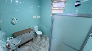 Quarto triplo, vista para a praia | Banheiro