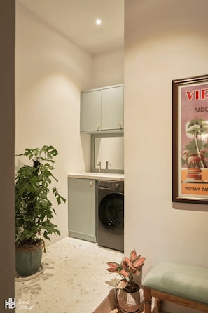 Minifrigorífico, um micro-ondas, uma placa de cozinha
