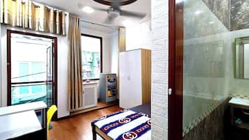 Quarto premium, 1 cama de casal, geladeira, vista para a cidade | Banheiro | Chuveiro, secador de cabelo, chinelos, toalhas de banho