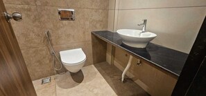 Um polibã, artigos de higiene pessoal grátis, toalhas fornecidas, sabão 