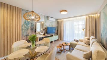Apartamento Deluxe, casa de banho privativa, junto à praia | Secretária adequada para computadores portáteis, ferro/tábua de engomar