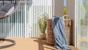 Apartamento luxo, banheiro privativo, ao lado da praia | Espaço de trabalho para notebook, ferros/tábuas de passar roupa