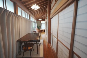 Casa em estilo japonês, vista para o pátio | Opções para refeição no quarto