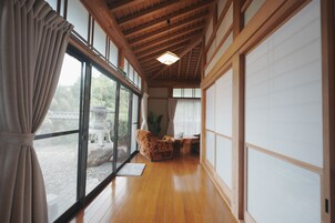 Casa em estilo japonês, vista para o pátio | Área de estar | TV LCD 46 polegadas com canais digitais