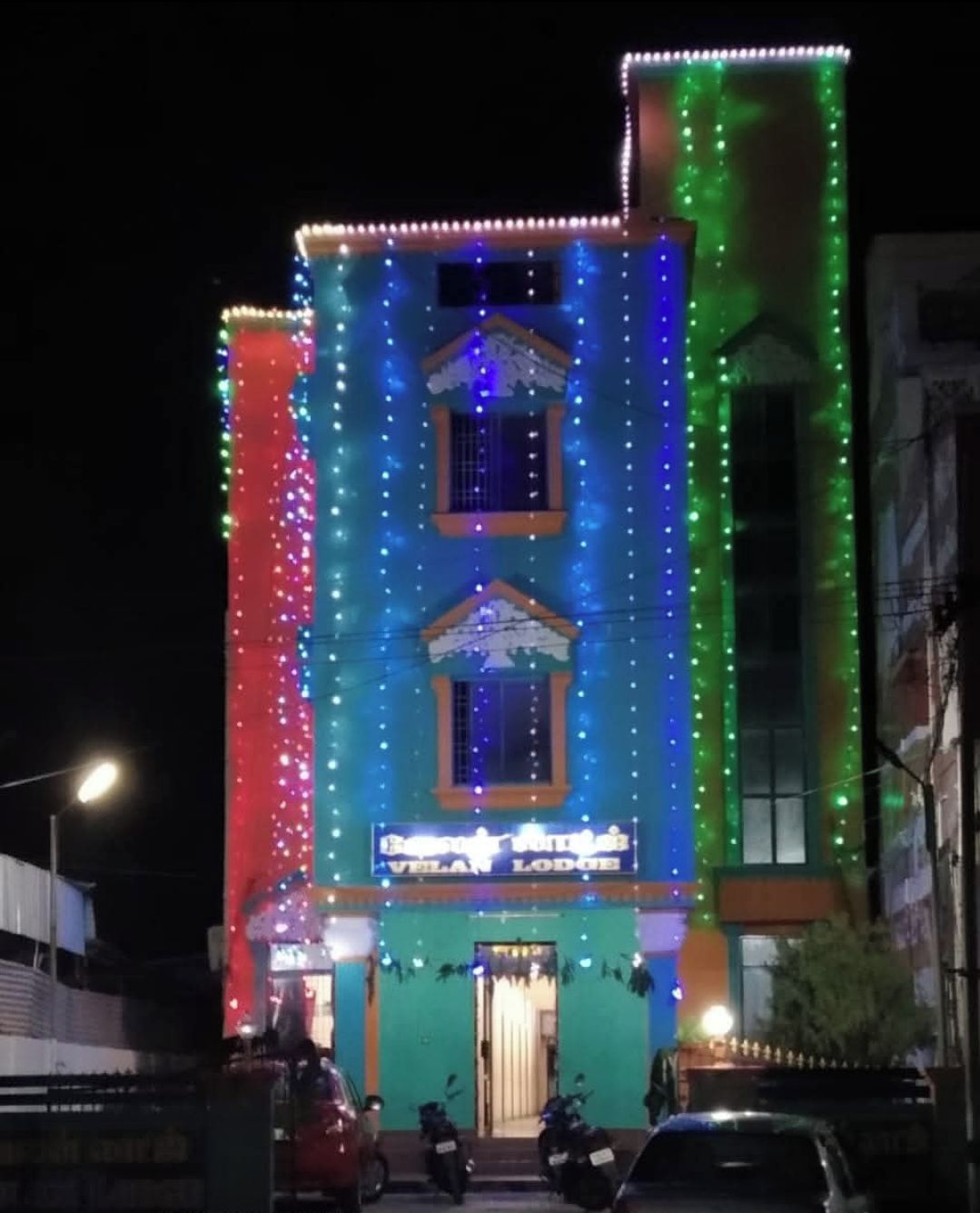 Um edifício com uma placa indicando 