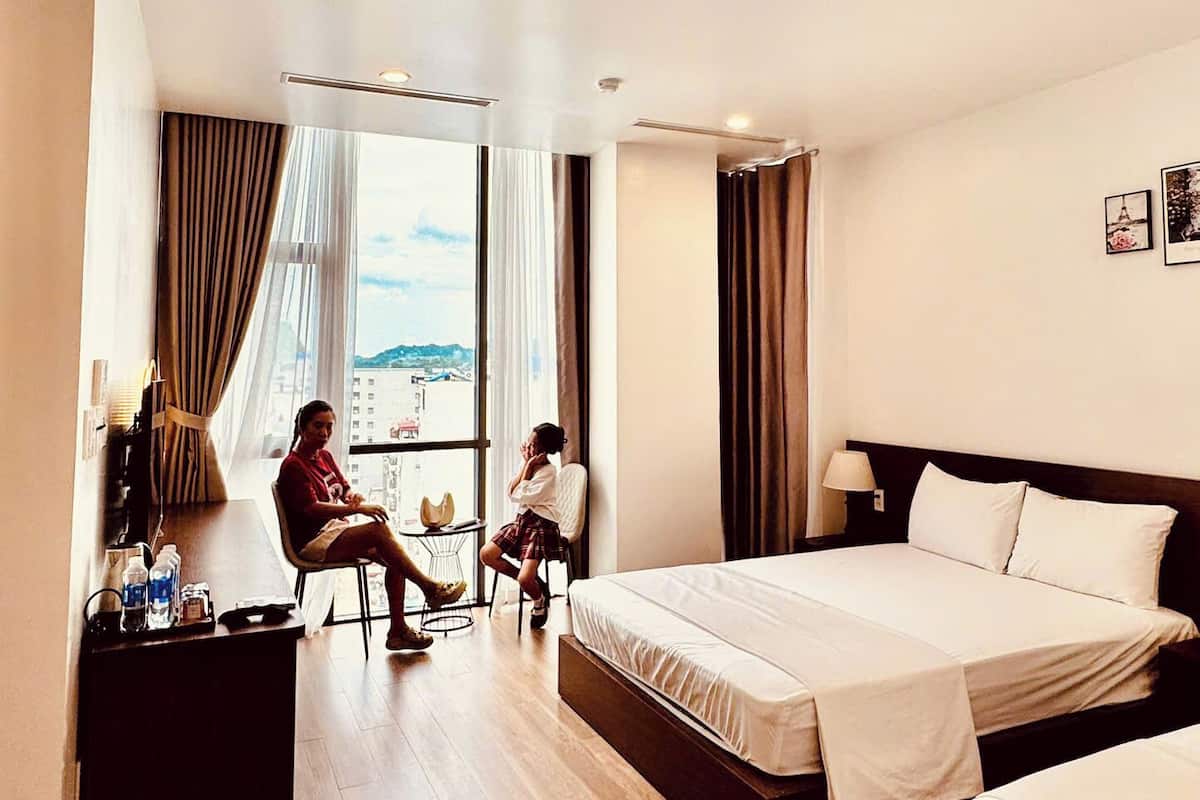 Quarto família, vista para a cidade | Escrivaninha, espaço de trabalho para notebook, Wi-Fi de cortesia