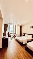 Quarto Familiar, Vista para a cidade | Secretária, secretária adequada para computadores portáteis