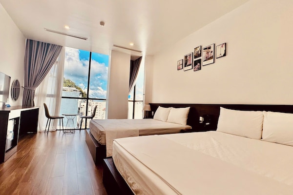 Quarto família, vista para a cidade | Escrivaninha, espaço de trabalho para notebook, Wi-Fi de cortesia