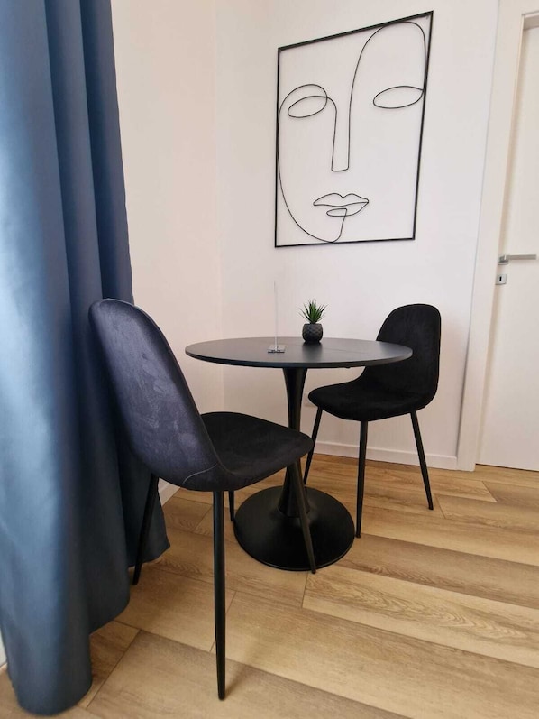 Quarto triplo | Escrivaninha, espaço de trabalho para notebook, Wi-Fi de cortesia
