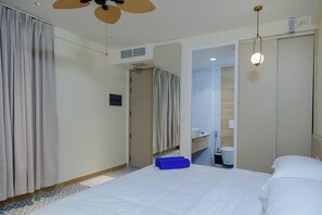 Quarto casal luxo, sacada, vista para a cidade | Cofres nos quartos, ferros/tábuas de passar roupa, Wi-Fi de cortesia