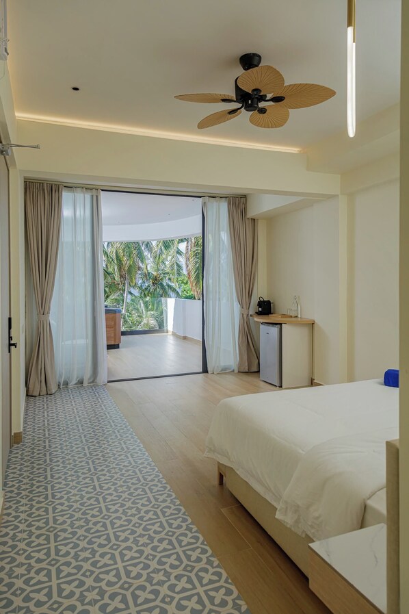 Quarto casal superluxo, sacada, vista para o mar | Cofres nos quartos, ferros/tábuas de passar roupa, Wi-Fi de cortesia