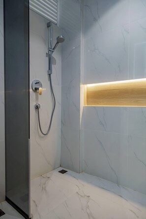 Quarto casal luxo, sacada, vista para o mar | Banheiro