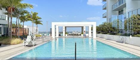 Piscina exterior, espreguiçadeiras