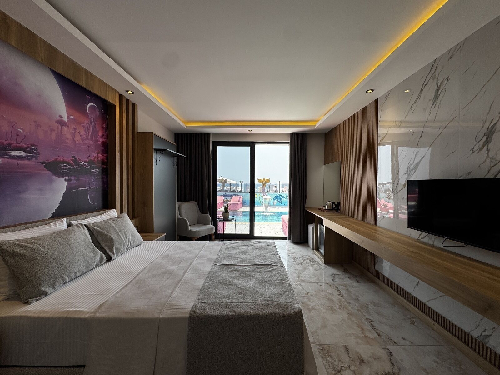 Quarto triplo luxo, vista para a piscina | Escrivaninha, espaço de trabalho para notebook, Wi-Fi de cortesia