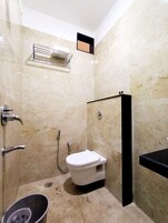 Quarto Executivo | Casa de banho | Um polibã, artigos de higiene pessoal grátis, toalhas fornecidas, sabão 