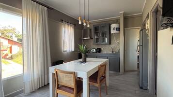 Apartamento Familiar, vista para o jardim | Cozinha privada | Um frigorífico/congelador grande, um forno, uma placa de cozinha