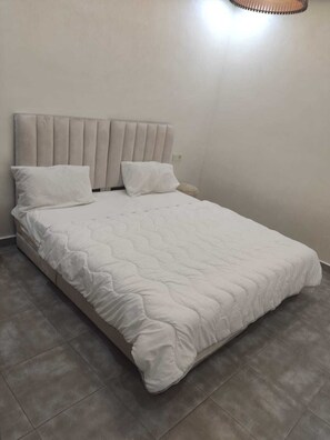 Quarto casal conforto, vista para o pátio | Escrivaninha, espaço de trabalho para notebook, quartos à prova de som