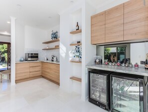 Casa, vista para a piscina | Cozinha privada | Geladeira grande, micro-ondas, fogão, cooktop