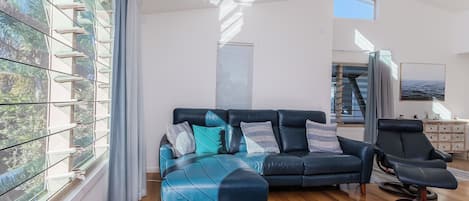 Casa, vista para a piscina | Sala de estar