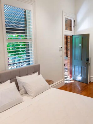 Suíte, sacada, vista para o jardim | Ferros/tábuas de passar roupa, Wi-Fi de cortesia, roupa de cama