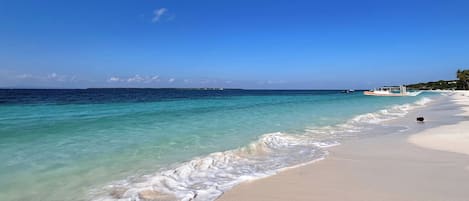 Na praia, areia branca