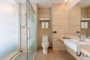 Quarto Duplo Comfort, Vista para a cidade | Casa de banho | Um polibã, artigos de higiene pessoal grátis, um secador de cabelo