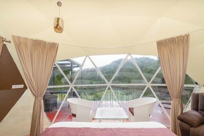 Cabana lua de mel, vista para o lago | Ferros/tábuas de passar roupa, roupa de cama