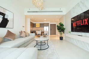 Apartamento luxo, vista para o mar | Área de estar | TV de tela plana 125 cm com canais digitais, Netflix