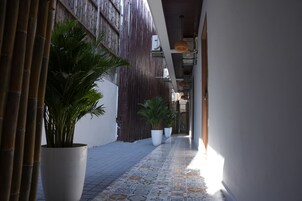 Quarto casal luxo, para não fumantes, vista para a piscina | Cofres nos quartos, quartos à prova de som, Wi-Fi de cortesia