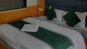 Quarto casal luxo, sacada, vista para a montanha | Escrivaninha, Wi-Fi de cortesia