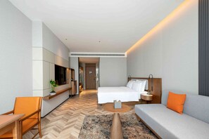 Quarto solteiro, 1 cama King | Escrivaninha, espaço de trabalho para notebook, Wi-Fi de cortesia