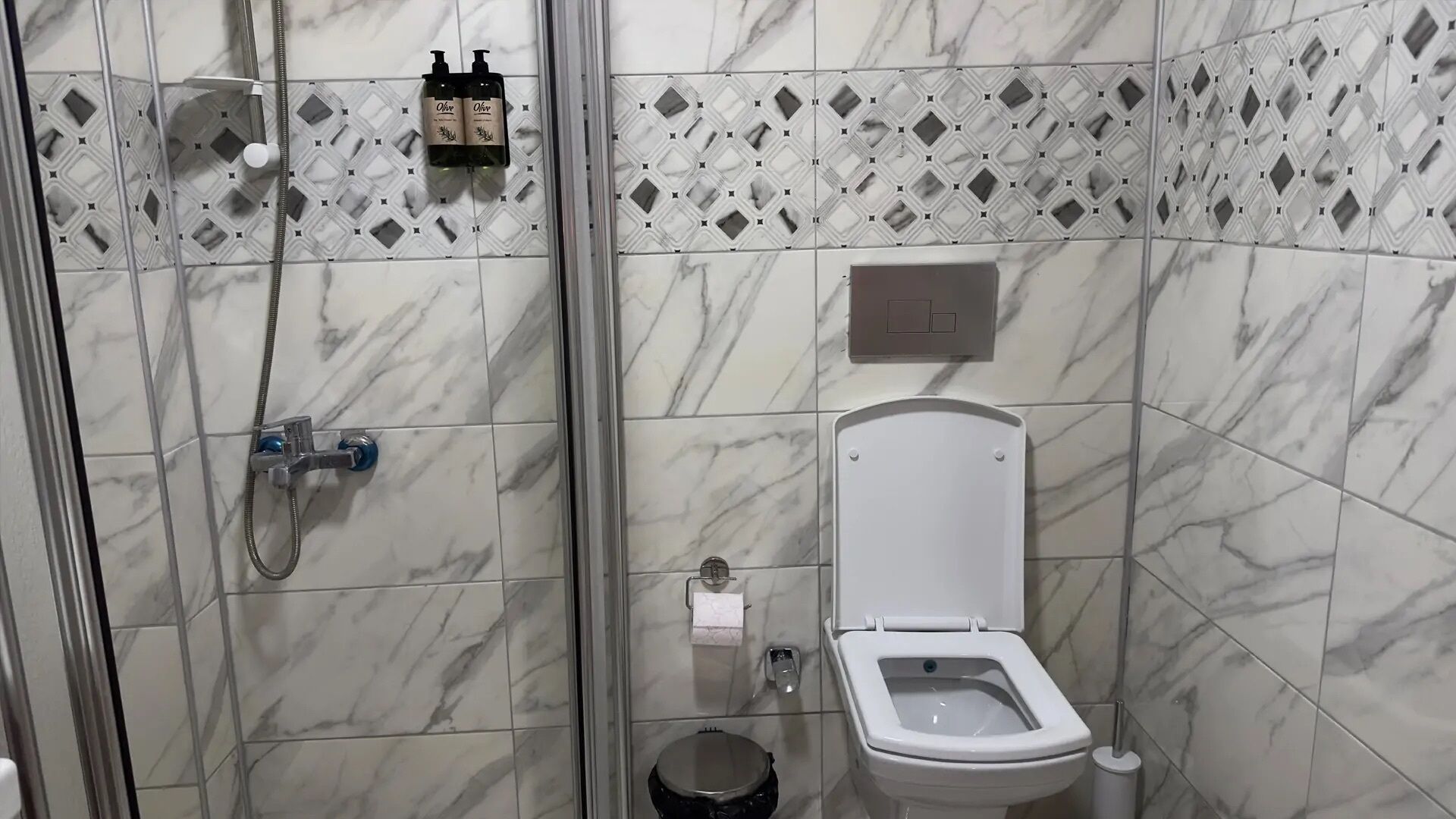 Artigos de higiene pessoal grátis, um secador de cabelo 