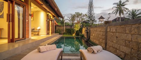 Villa Familiar, vista para a piscina | Secretária, secretária adequada para computadores portáteis