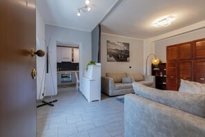 Apartamento, 1 quarto | Sala de estar | Televisor de 30 polegadas com canais via satélite 