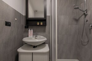 Apartamento, 1 quarto | Casa de banho | Um polibã, um secador de cabelo, toalhas fornecidas, sabão 