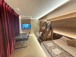 Apartamento Familiar em Condomínio Fechado | Cofre no quarto, com decoração personalizada, secretária