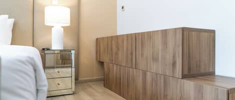 Apartamento Superior, varanda | Cofre no quarto, cortinas/cortinados opacos, ferro/tábua de engomar