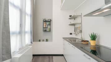 Apartamento (1 Bedroom) | Kitchenette privada | Um micro-ondas, uma placa de cozinha, uma chaleira elétrica