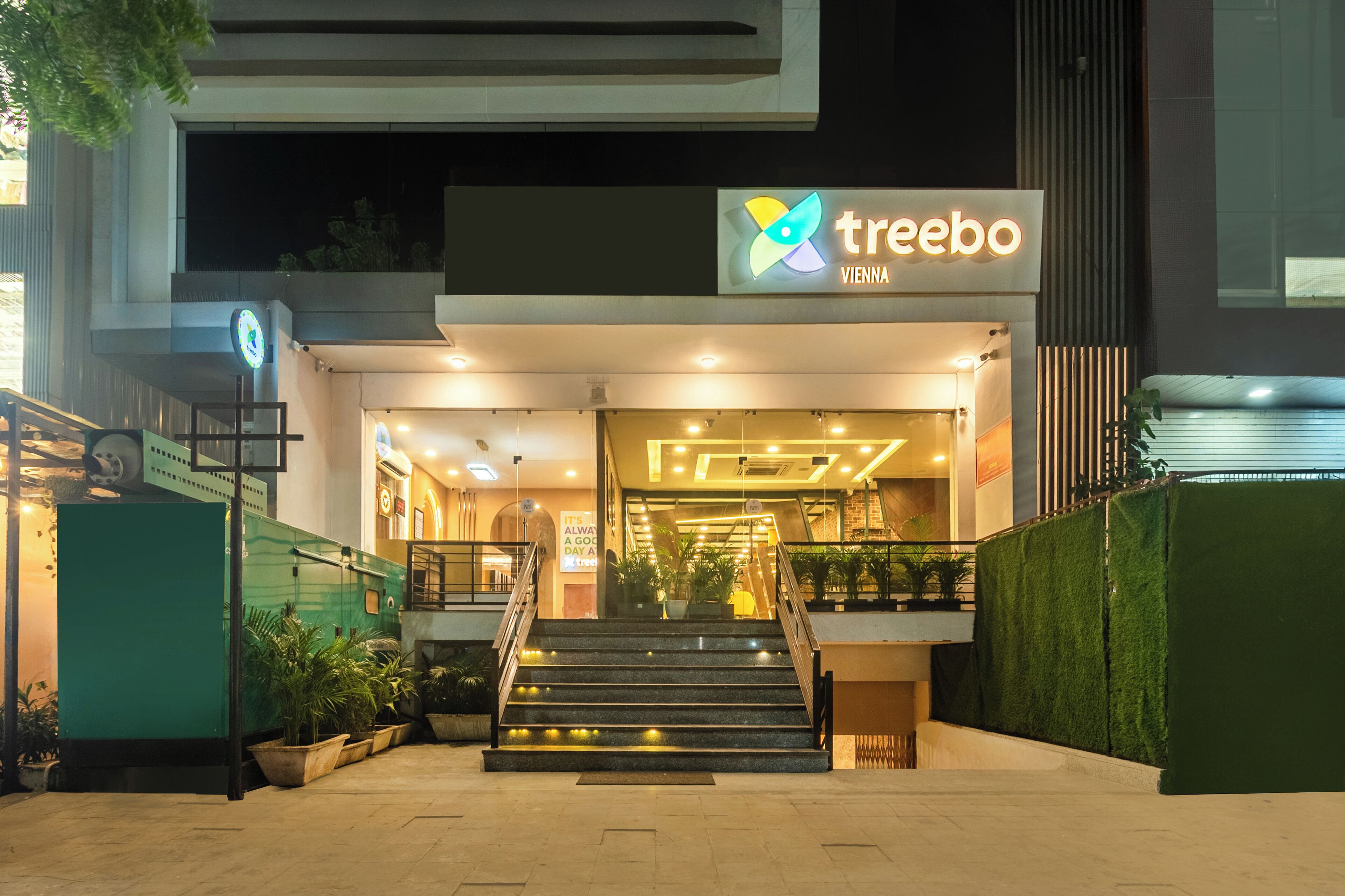 Um edifício moderno com uma placa indicando "treebo Vienna" na entrada.