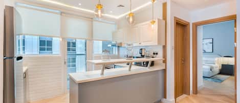 Apartamento de Luxo, Vista para a cidade | Cozinha privada | Um frigorífico/congelador grande, um micro-ondas, um forno