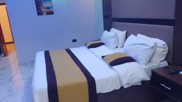 Quarto luxo | Espaço de trabalho para notebook, Wi-Fi de cortesia