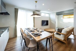 Casa, 4 quartos, não fumadores (Aile House 1, 4LDK) | Sala de estar | TV de ecrã plano