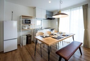 Casa, 4 quartos, não fumadores (Aile House 1, 4LDK) | Cozinha privada | Um frigorífico, um micro-ondas, uma placa de cozinha